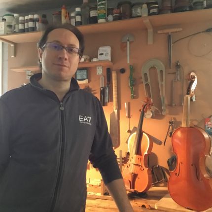 Alessandro Milani crea violini, viole e violoncelli con un procedimento ...